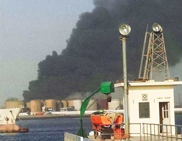 Fire erupts in oil terminal - Newspaper - DAWN.COM