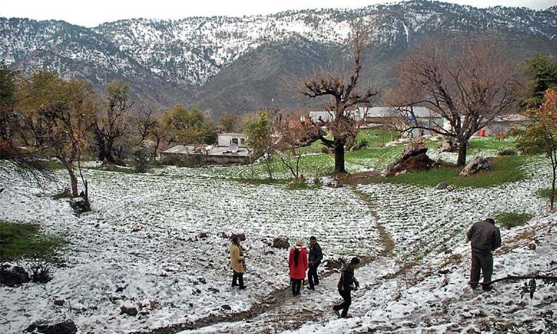 Margallas, AJK capital see first snow in a decade - Newspaper - DAWN.COM