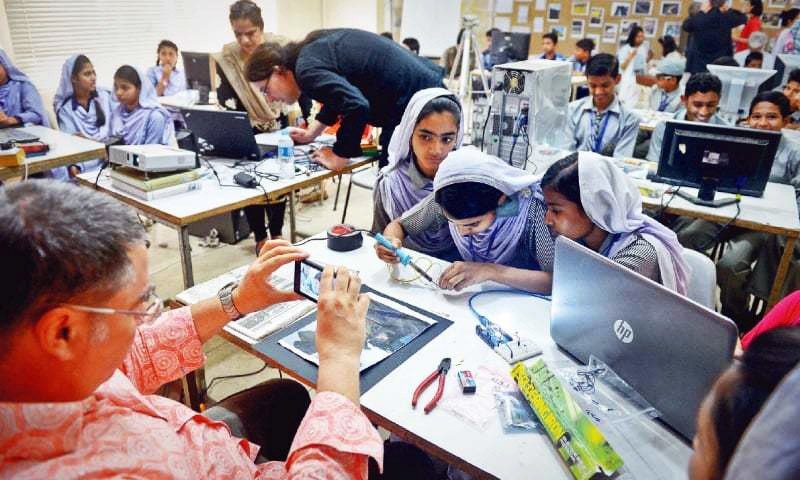 Bringing technology to children of Karachi's Orangi - Pakistan - DAWN.COM