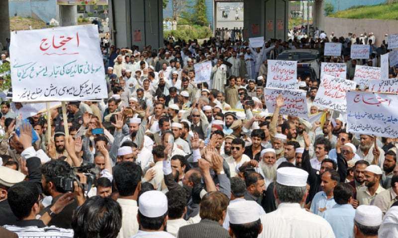 Paramedics go on strike to seek service structure - Newspaper - DAWN.COM