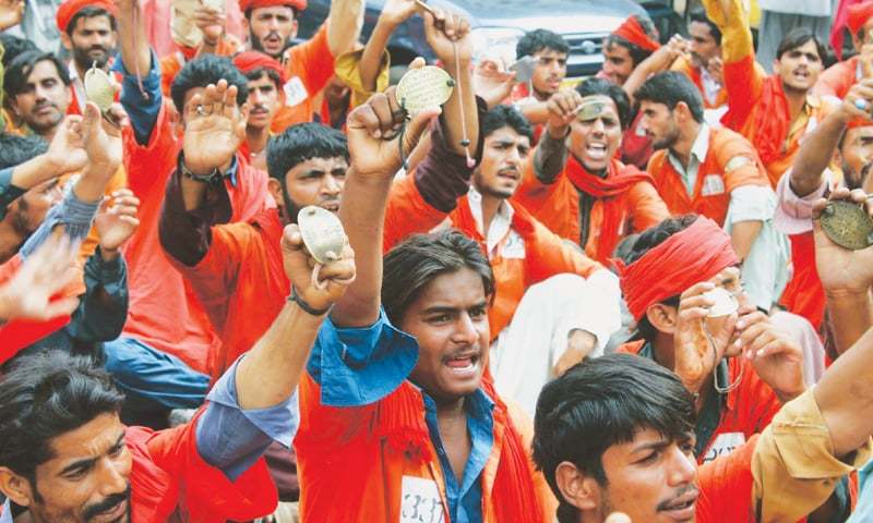 Porters protest contract system - Newspaper - DAWN.COM