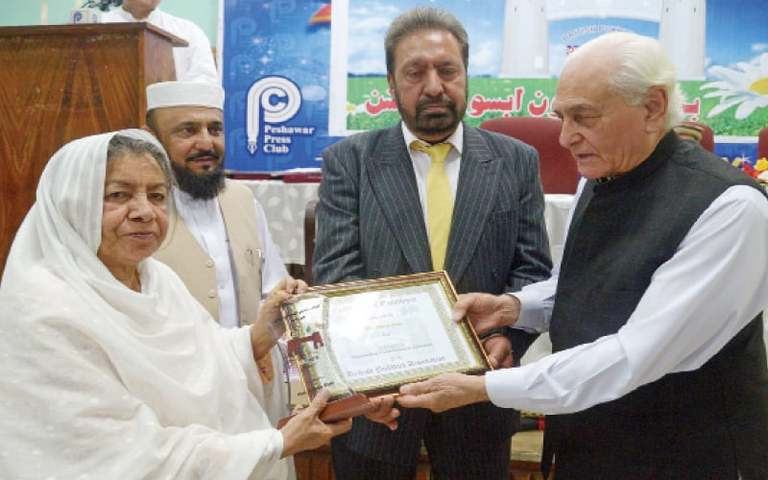 Awards for noted Pakhtun personalities - Pakistan - DAWN.COM