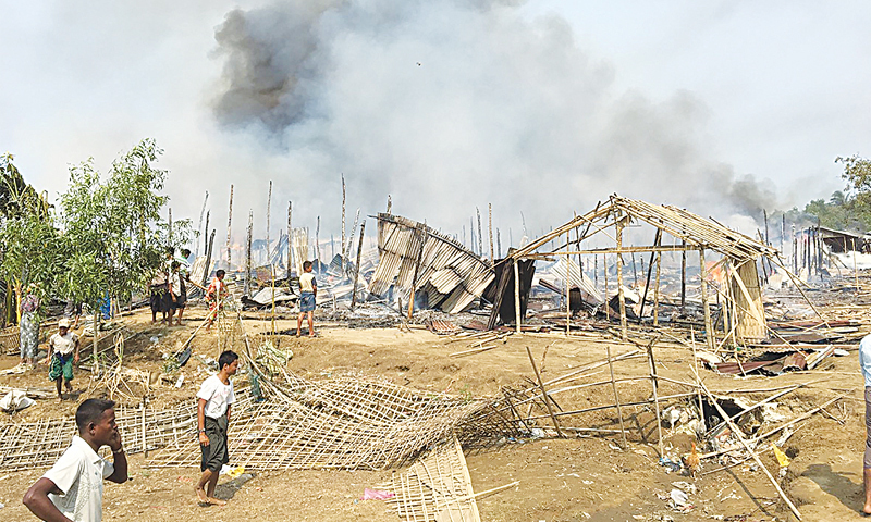 Fire in Rohingya camp destroys hundreds of homes - Newspaper - DAWN.COM