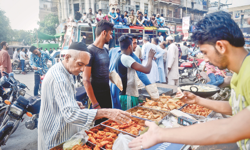 Burnes Road attracts big rush on first iftar - Pakistan - DAWN.COM