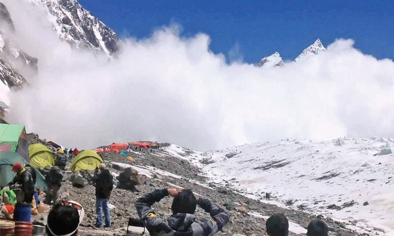 Mission on K2 abandoned after avalanche - Newspaper - DAWN.COM