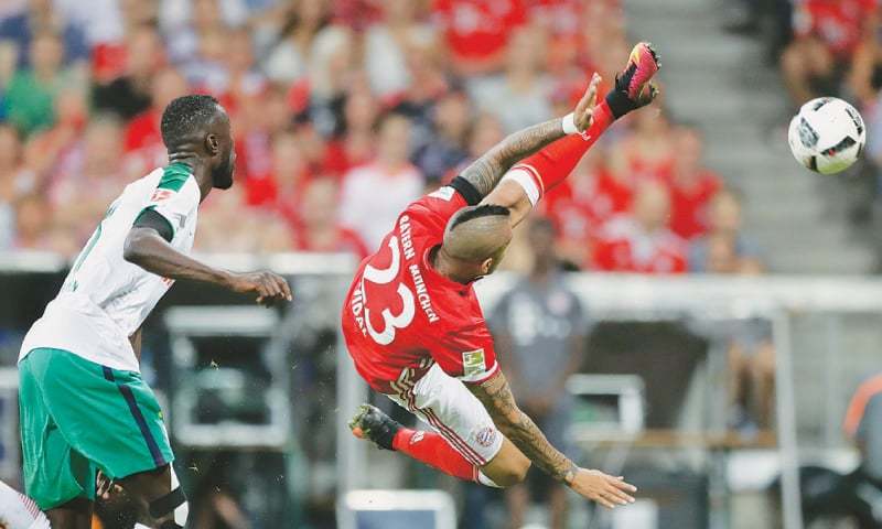Lewandowski treble as Bayern thrash Bremen in season opener - Newspaper ...
