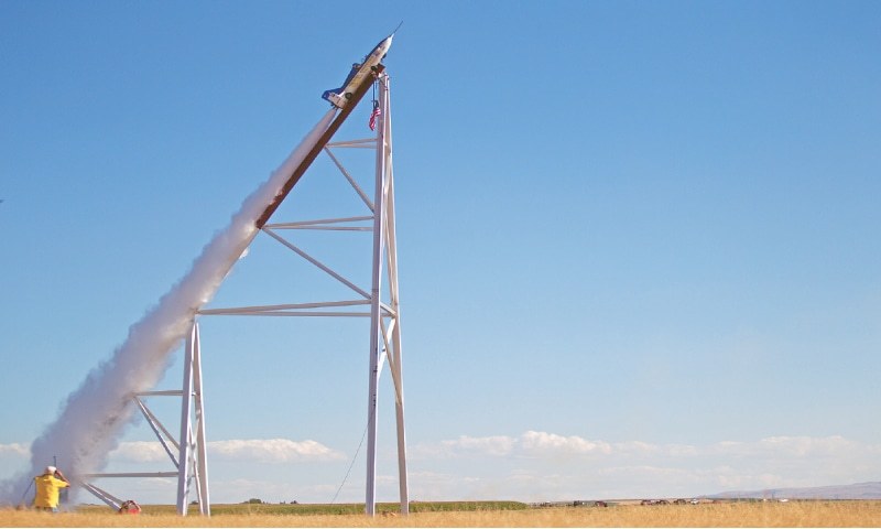 Daredevil successfully powers rocket over Snake River Canyon ...