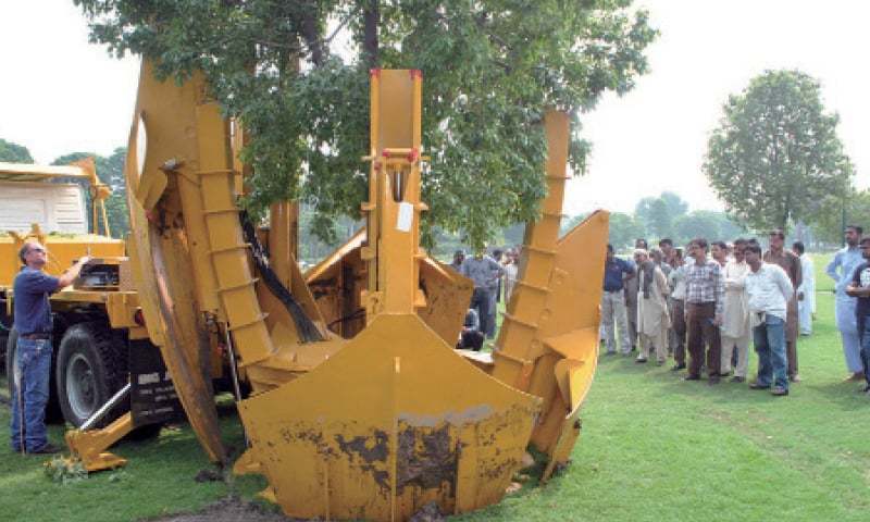 Machine, truck imported for transplanting grown-up trees - Pakistan ...