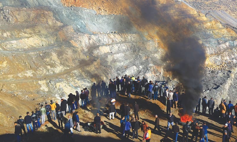 Three die, 13 trapped in Turkey mine collapse - Newspaper - DAWN.COM