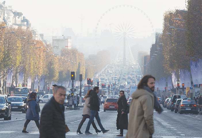 Unruly drivers undermine Paris pollution ban - Newspaper - DAWN.COM