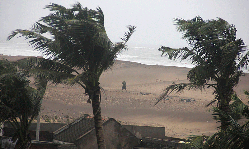 Thousands evacuated as cyclone barrels towards India - World - DAWN.COM