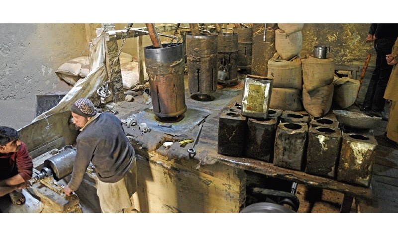 Extracting oil the old fashioned way - Newspaper - DAWN.COM