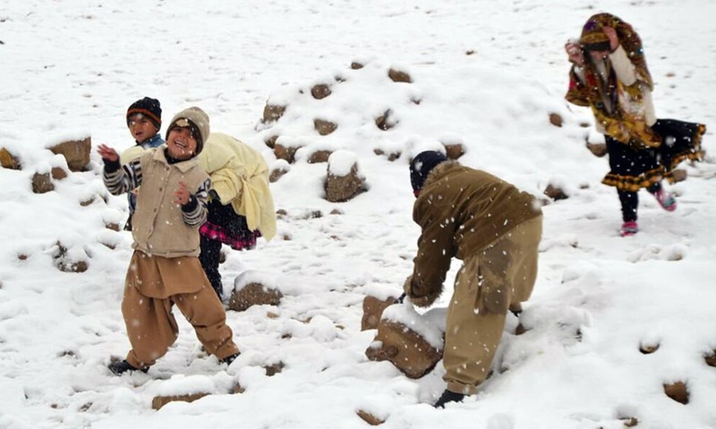Celebrations all around as winter's first snowfall blankets Quetta ...
