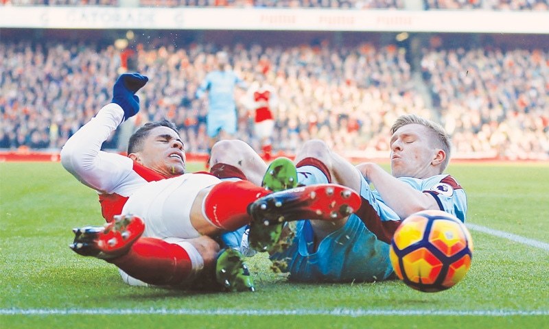 Arsenal go second with stunning late show - Newspaper - DAWN.COM
