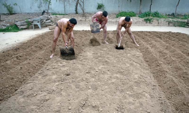 Pehlwans fight to keep traditional wrestling alive - Newspaper - DAWN.COM
