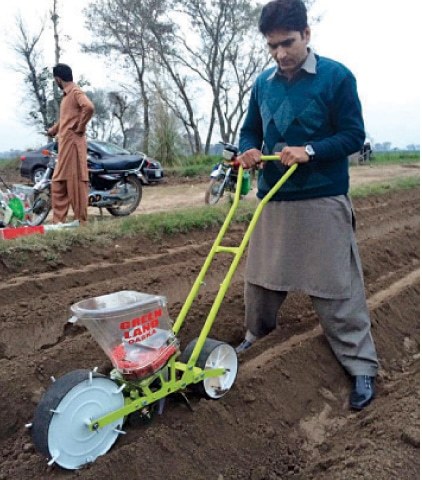 Paddy planting machine gaining popularity - Newspaper - DAWN.COM