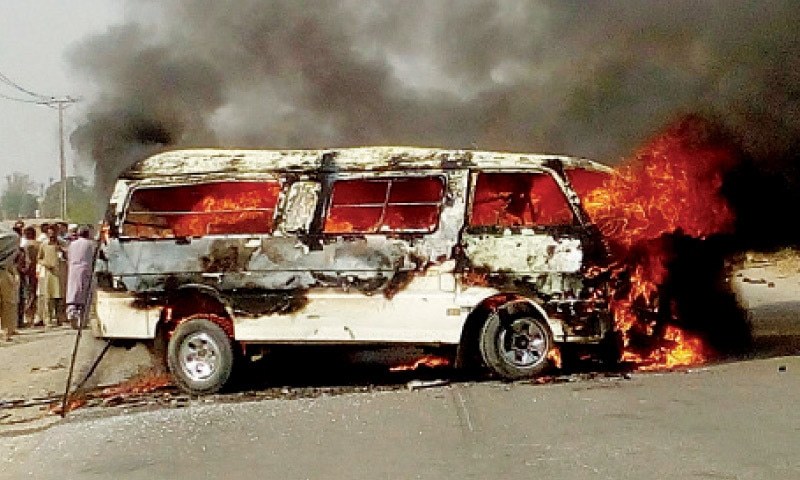Four burnt alive as van cylinder explodes - Newspaper - DAWN.COM