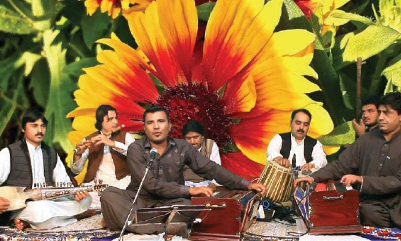 Pashto folk singer launches first thematic music album - Newspaper ...