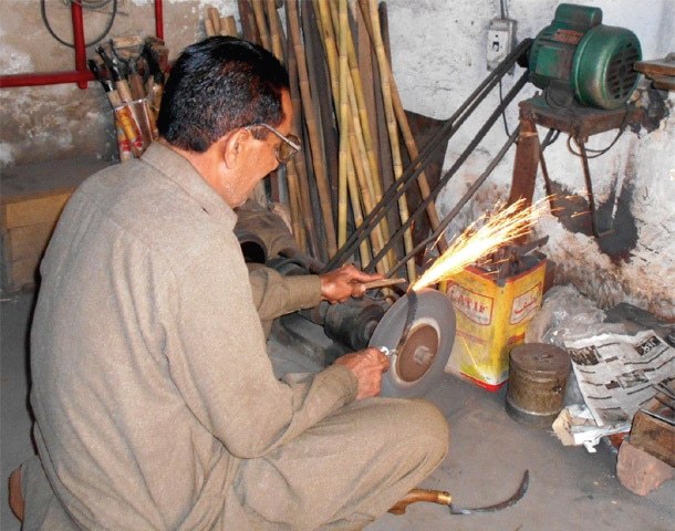 The dying art of making handmade farming tools - Pakistan - DAWN.COM