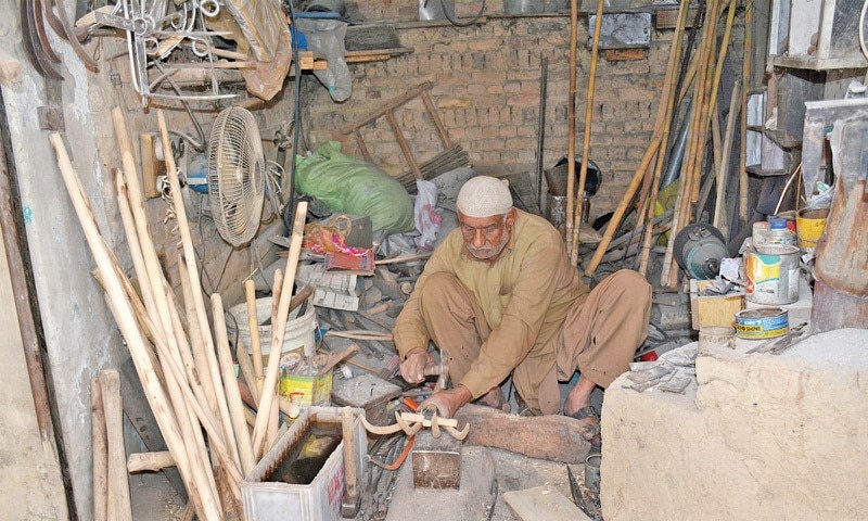 The dying art of making handmade farming tools - Pakistan - DAWN.COM