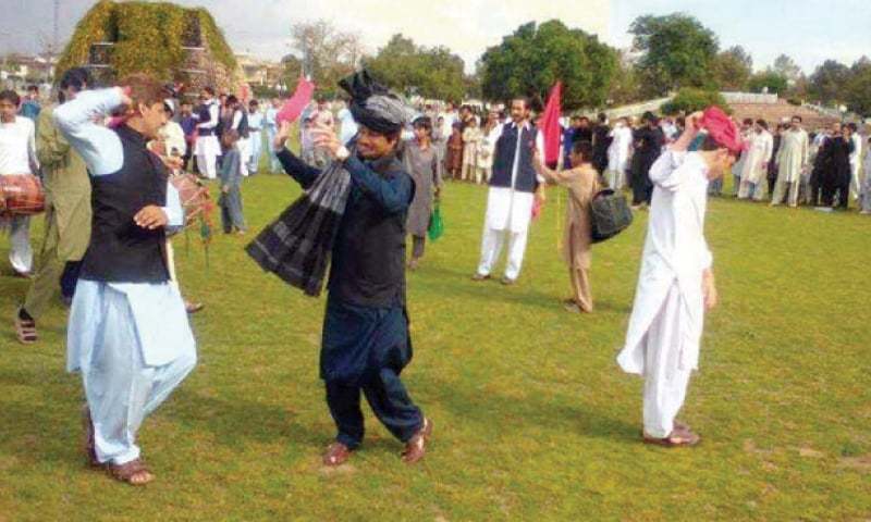 In unison, Pakhtun youth hold Attanr dance for peace - Newspaper - DAWN.COM