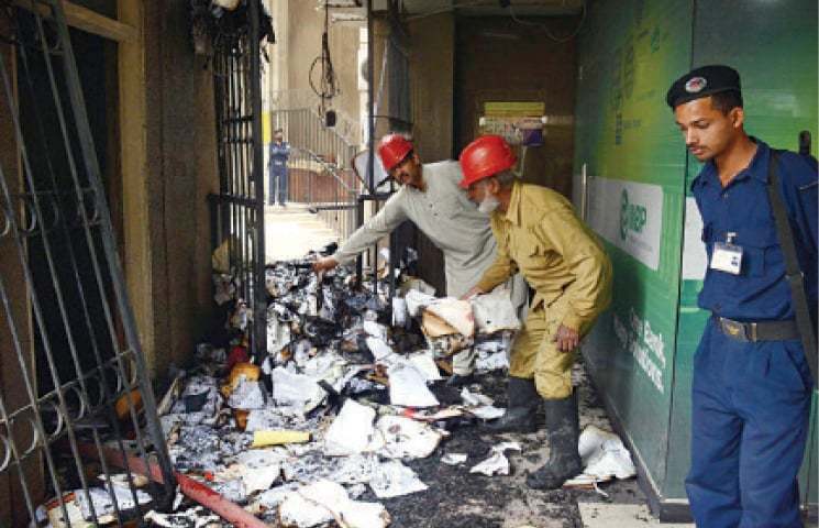 Fire at bank building on The Mall - Newspaper - DAWN.COM