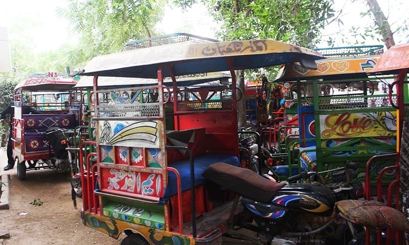 Motorcycle-rickshaw union continues with protest - Pakistan - DAWN.COM