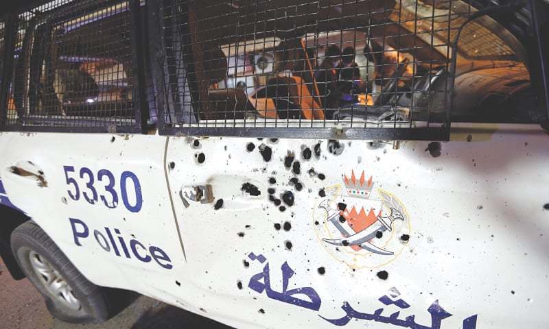 Bomb attack kills policeman in Bahrain - Newspaper - DAWN.COM