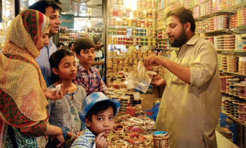 Eid shopping picks up regardless of spending power - Newspaper - DAWN.COM