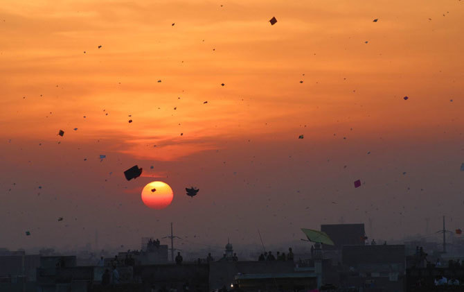 25 arrested over kite flying - Pakistan - DAWN.COM