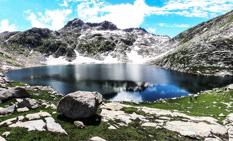 The beauty of the 'Singing Monk' Lake near Swat will blow you away ...