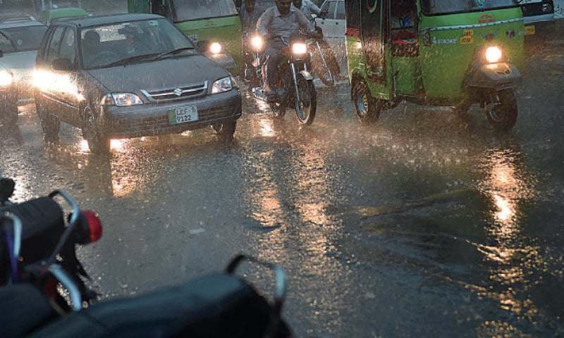 Driving rain inundates city areas - Newspaper - DAWN.COM