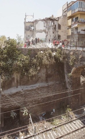 Building collapses in Italy; eight go missing - Newspaper - DAWN.COM