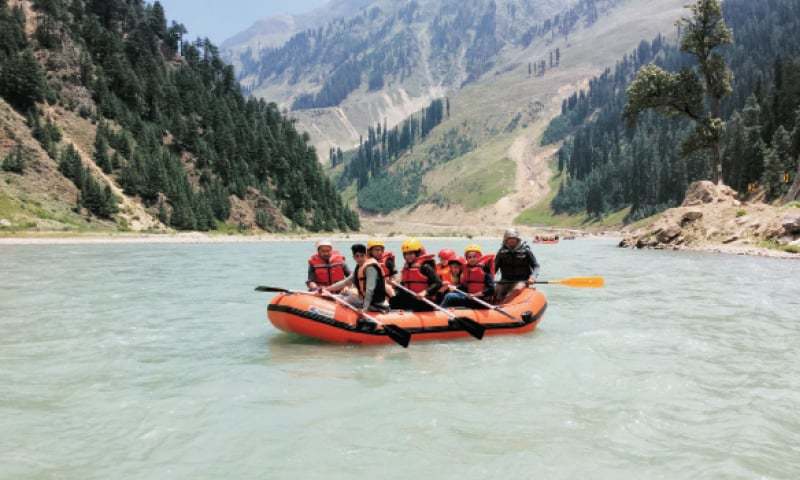 Tourists enjoy rafting in Kunhar River - Newspaper - DAWN.COM