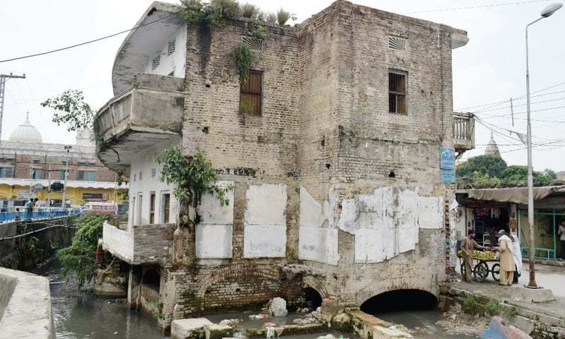 ‘Dangerous’ buildings yet to be evacuated - Newspaper - DAWN.COM
