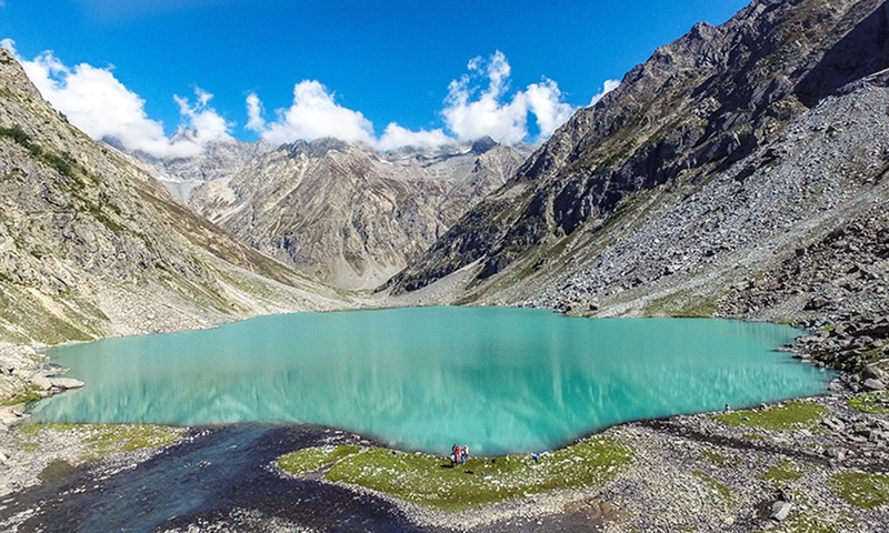 This 'colour-changing' lake in Kalam has become a hot-spot for tourists ...