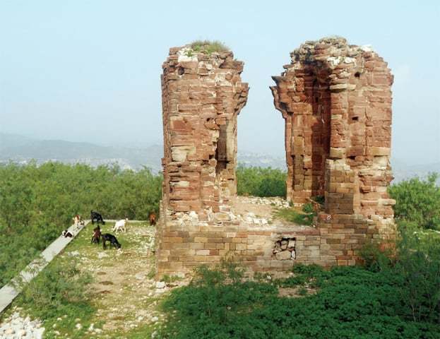 Historic fort crumbles from neglect - Newspaper - DAWN.COM