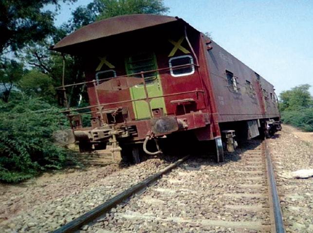 Goods train bogie derails - Newspaper - DAWN.COM