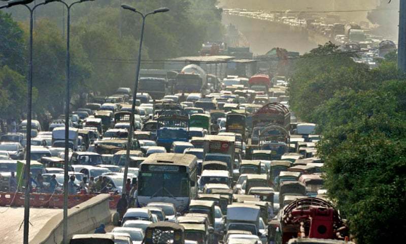 Hours-long traffic mess at Mughalpura bridge - Newspaper - DAWN.COM