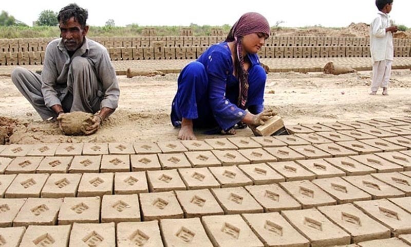 Family of 15 freed from bonded labour at brick kiln - Pakistan - DAWN.COM