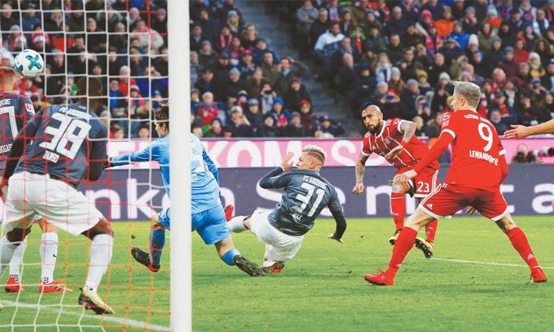 Lewandowski double stretches Bayern winning run - Newspaper - DAWN.COM