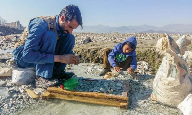 Poor Swatis rely on luck for seeking emerald - Newspaper - DAWN.COM