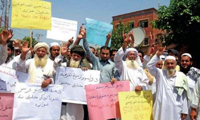 PTM supporters protest over filing of FIR against Pakhtun protest ...