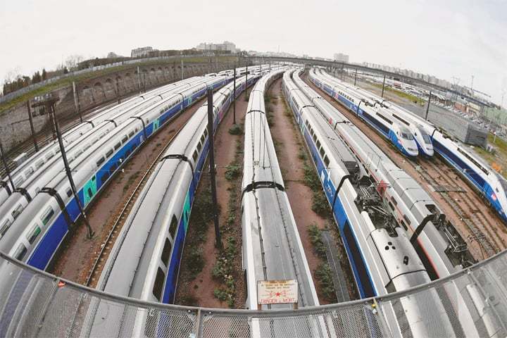 Millions suffer on second day of France rail strike - World - DAWN.COM