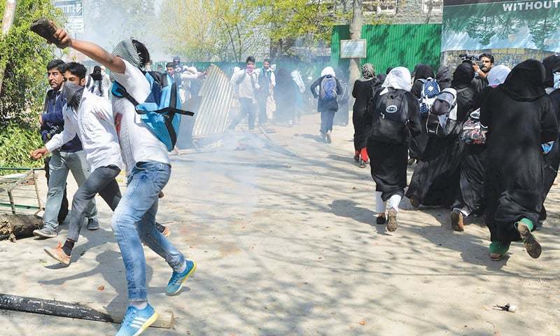 Students clash with Indian police in Srinagar - World - DAWN.COM