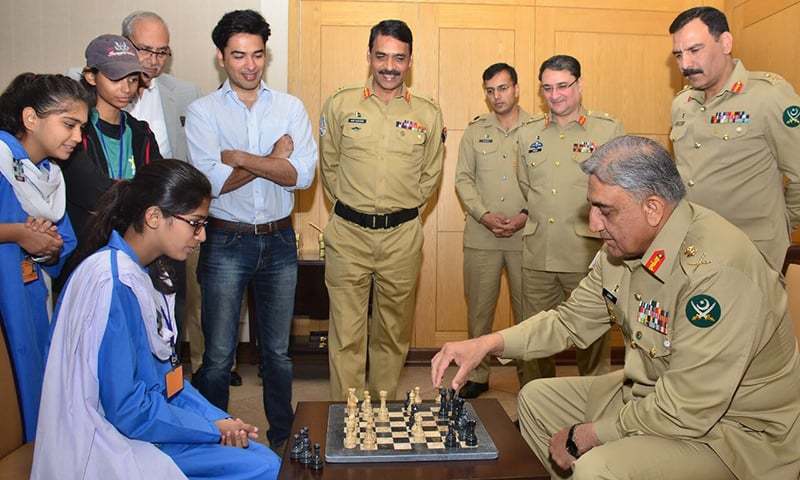 Army chief plays chess with student, lauds Pakistan's 'talented youth ...
