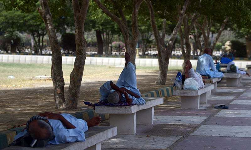 Changed wind direction brings Karachi's temperature down - Newspaper ...