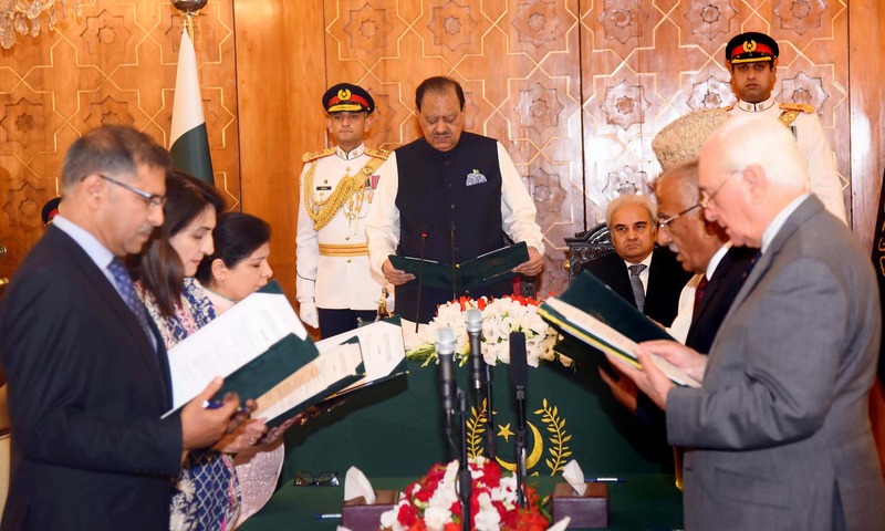Six-member federal cabinet takes oath in Islamabad - Pakistan - DAWN.COM