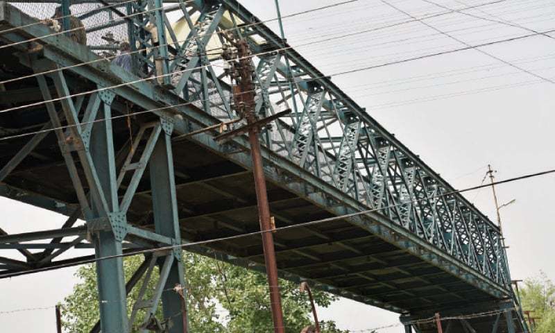 Pedestrain bridge collapses after trailer hit - Pakistan - DAWN.COM