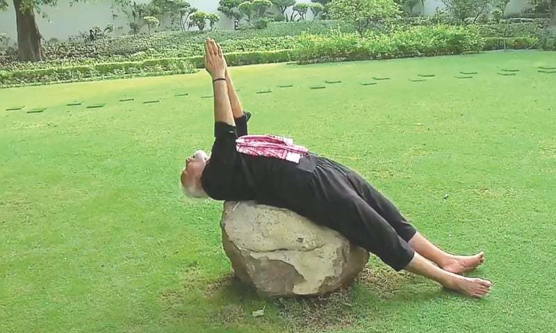 Bend it like Modi: Indian PM in fitness video - World - DAWN.COM